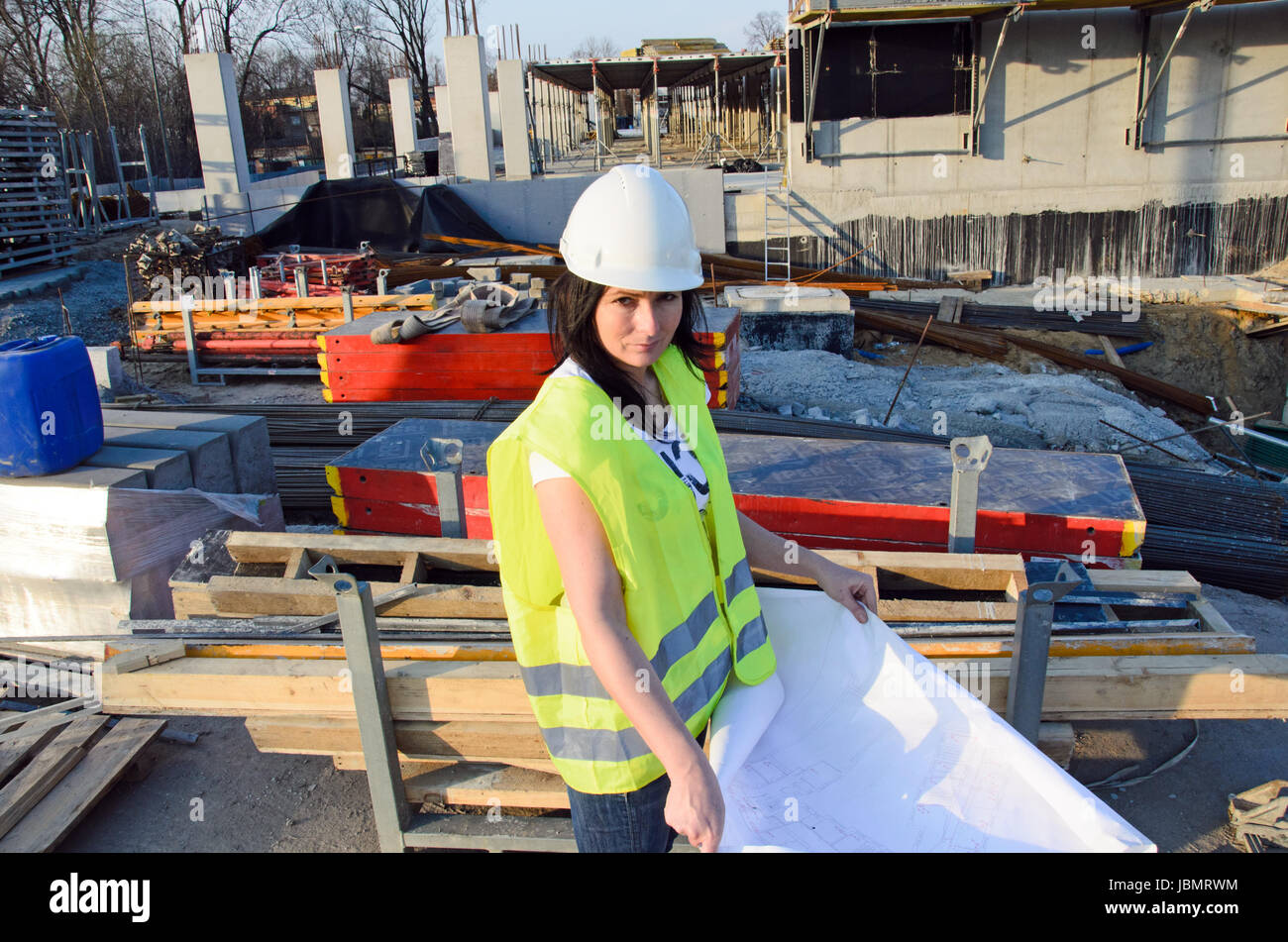 Une photo d'une jeune femme architecte sur le chantier du projet de ...
