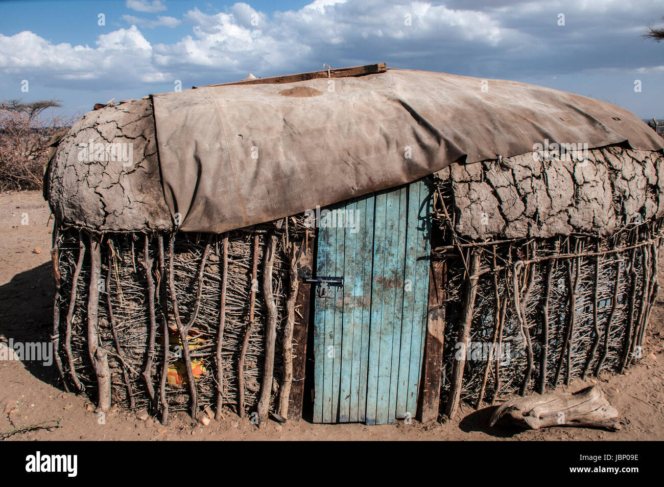 Une hutte typique ou manyatta construit avec de la bouse de vache et d ...