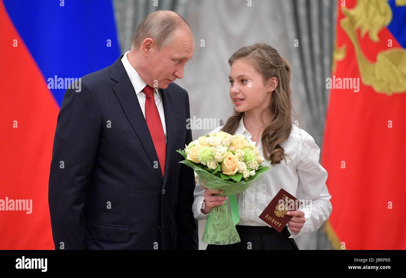 Le président russe Vladimir Poutine s'adresse à une jeune fille après ...