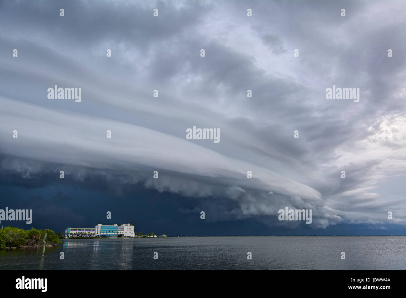 Arcus laminaire nuage (cloud) plateau produit par un orage d'été, sur l ...