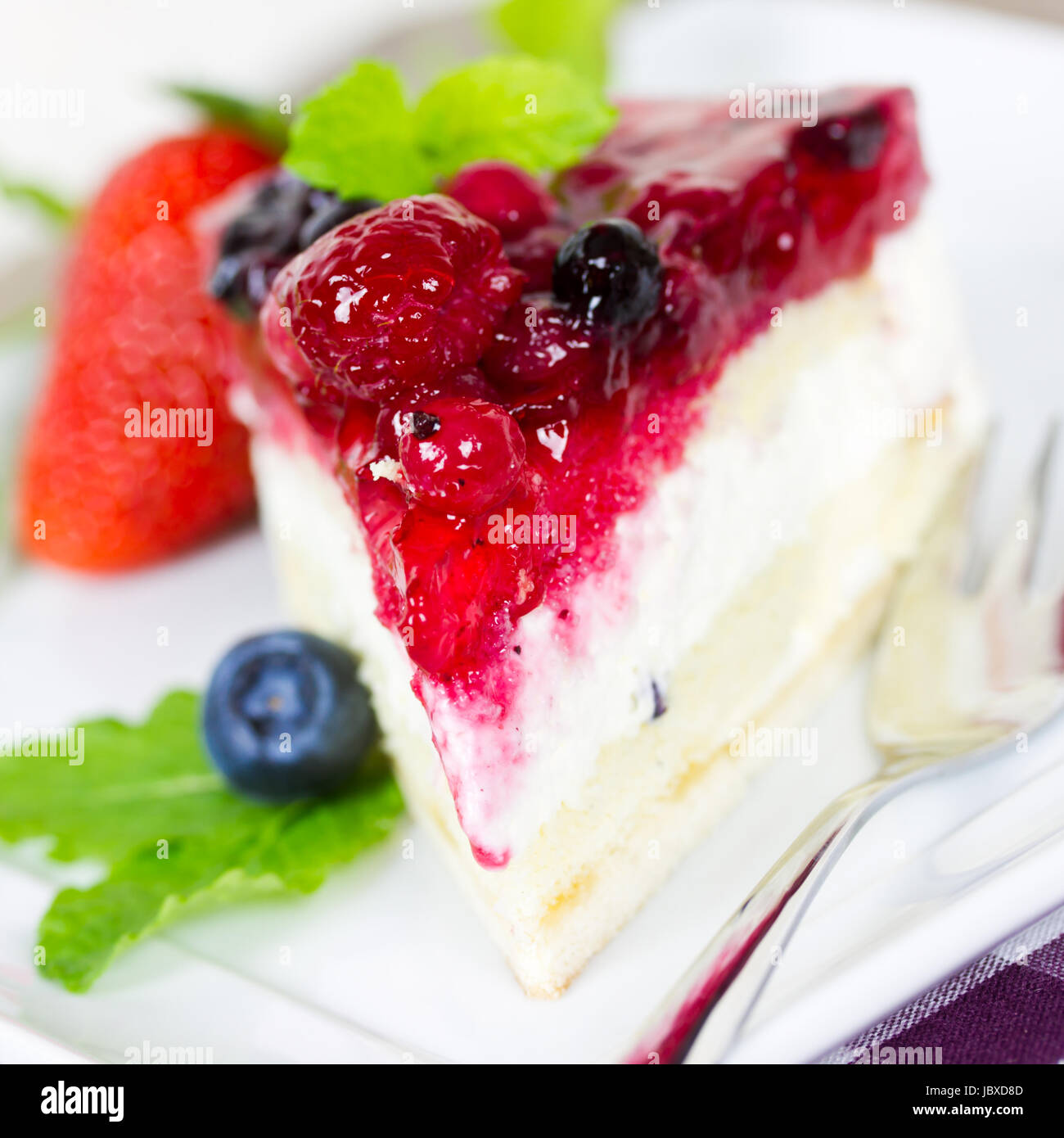 Gâteau à la crème aux fruits rouges Photo Stock - Alamy