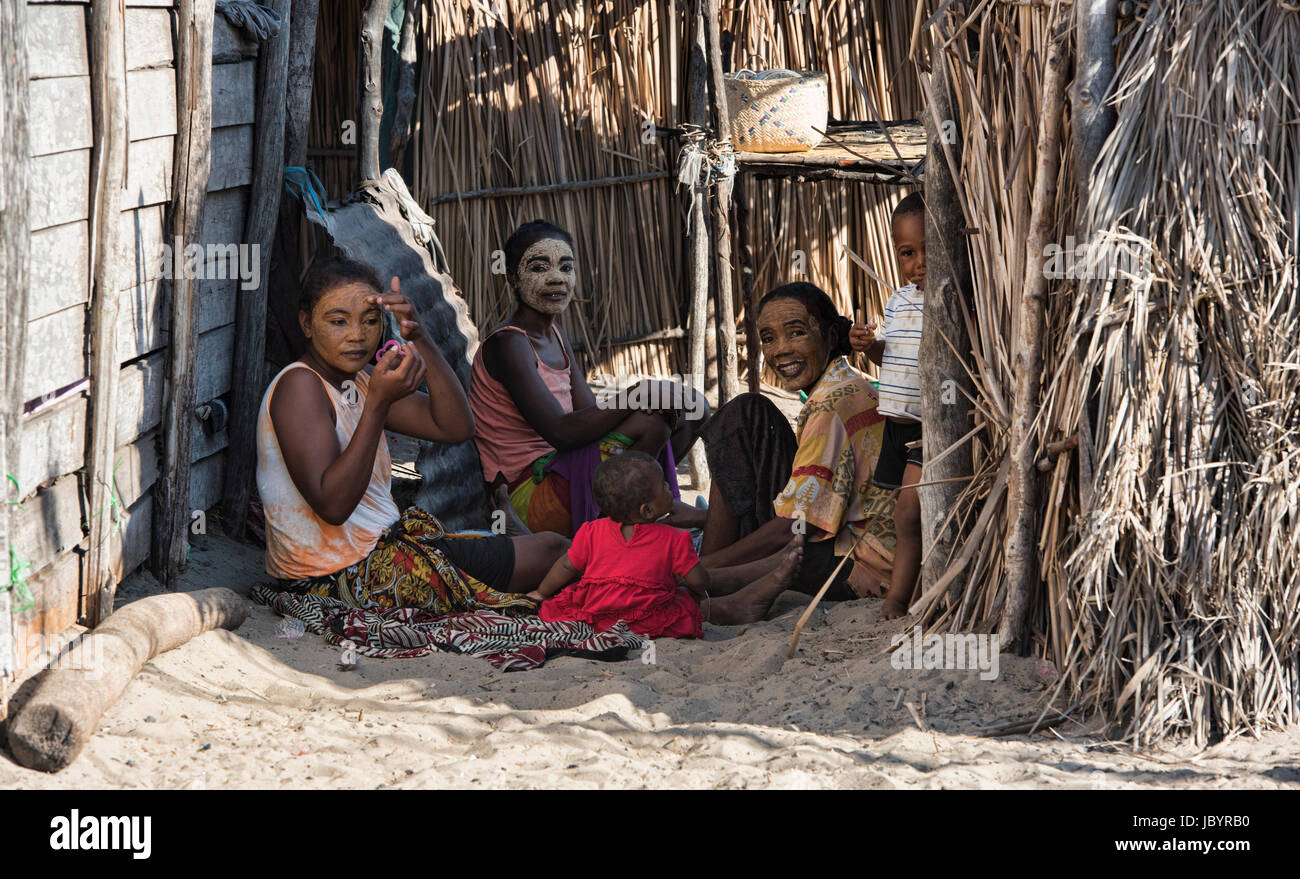 Madagascar sakalava women Banque de photographies et d’images à haute ...