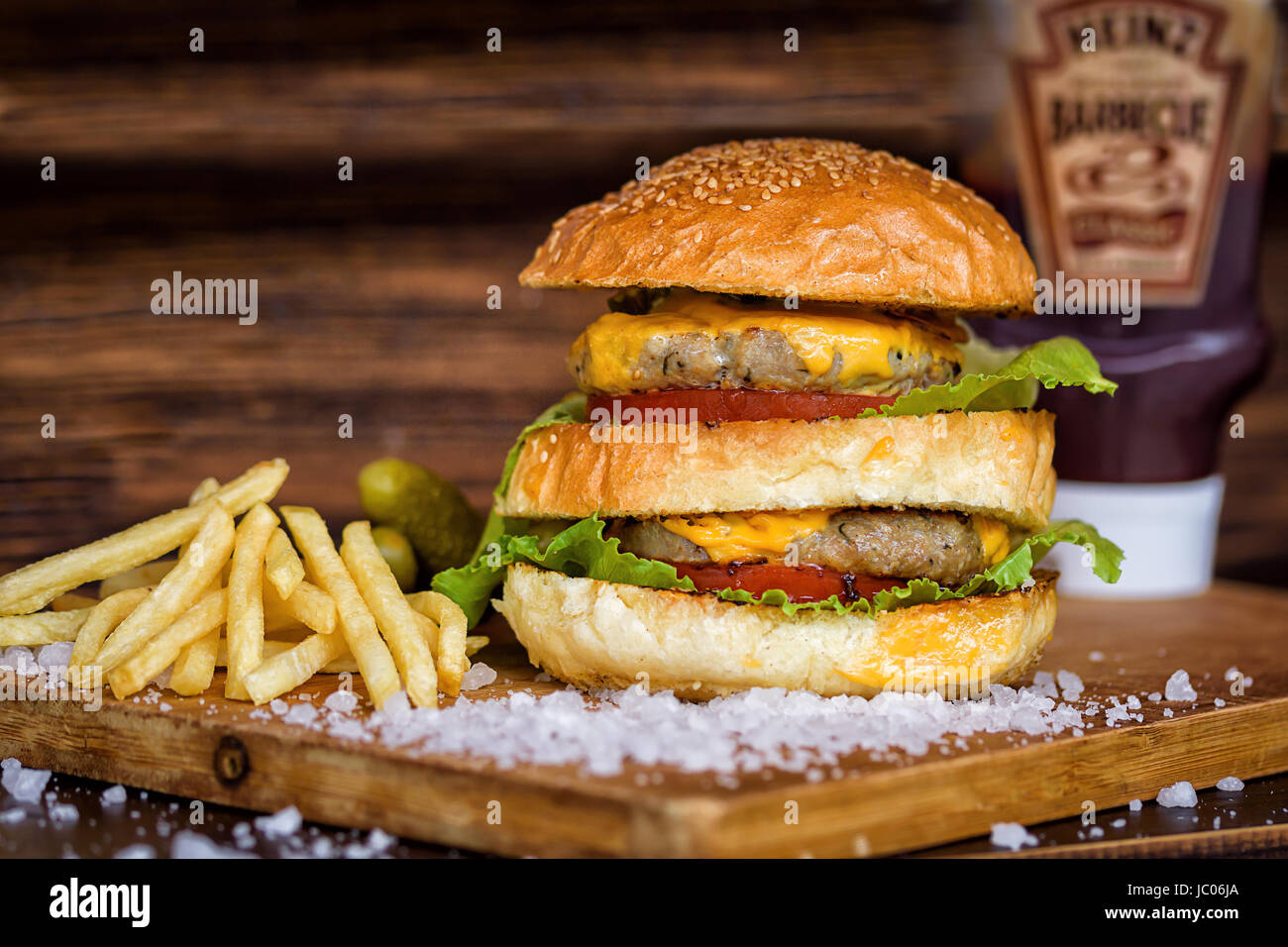 Maxi Burger fait maison avec pavé de boeuf grillé, salade, fromage ...