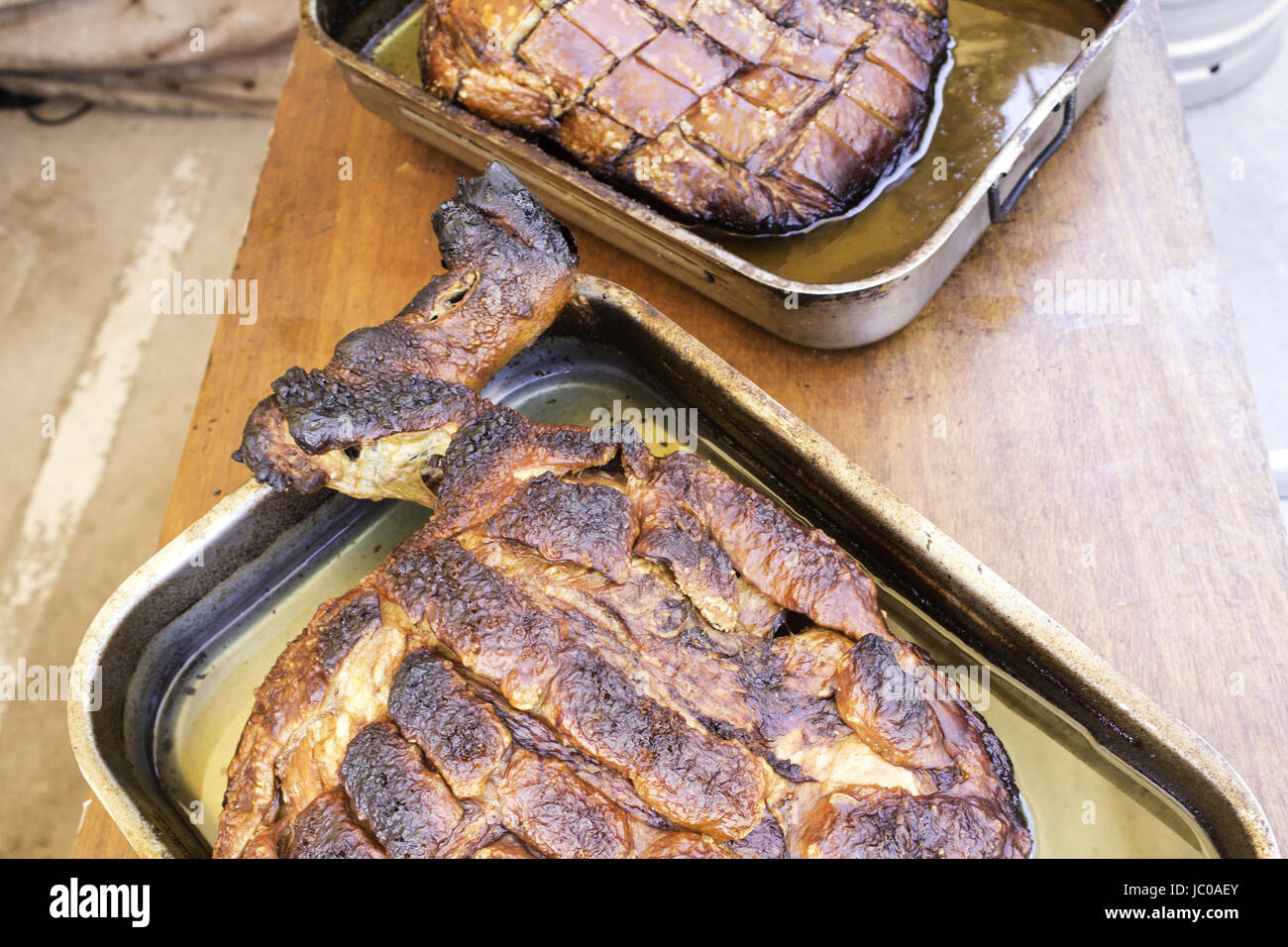 Whole roast suckling pig Banque de photographies et d’images à haute ...