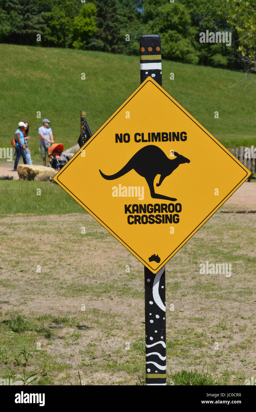 Kangaroo crossing sign Banque de photographies et d’images à haute ...