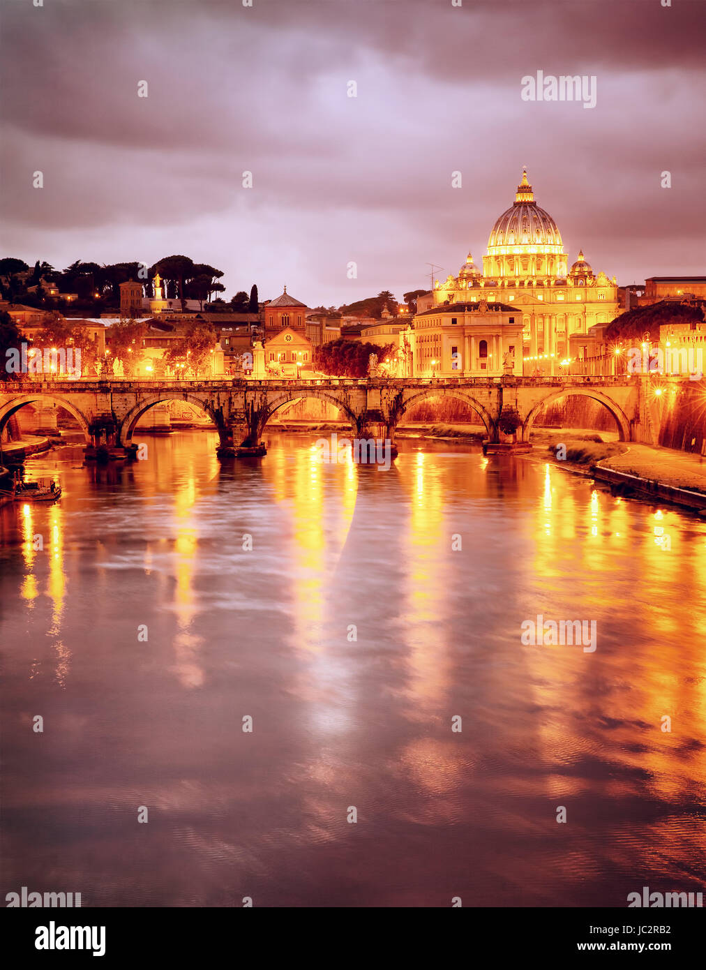 Vue nocturne à la cathédrale Saint-Pierre au Vatican, Rome, Italie ...