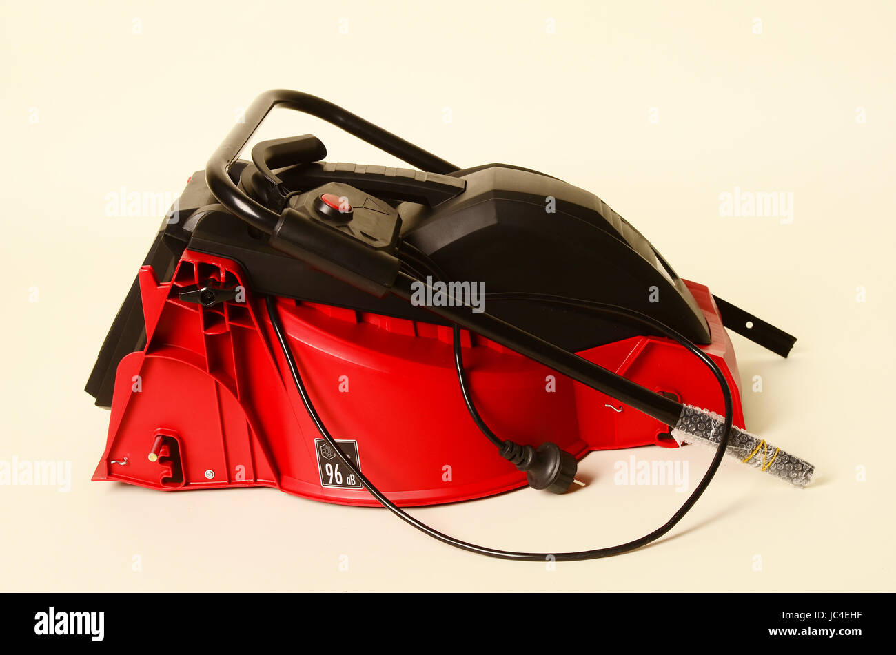 Tondeuse isolé sur fond blanc. Tondeuse à gaz. Grass-Cutter rouge. L ...