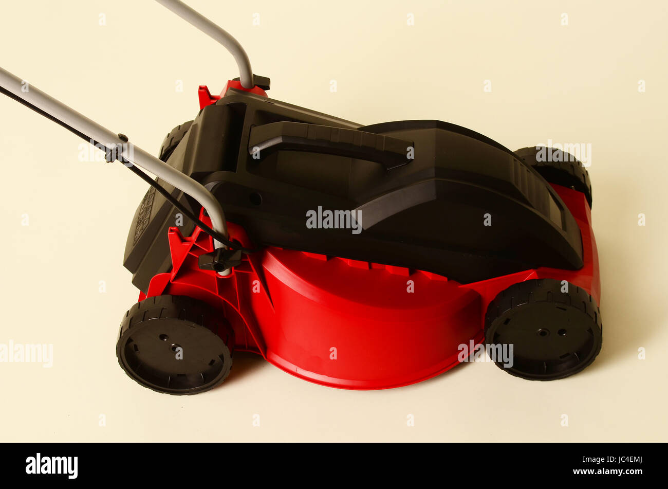 Tondeuse isolé sur fond blanc. Tondeuse à gaz. Grass-Cutter rouge. L ...