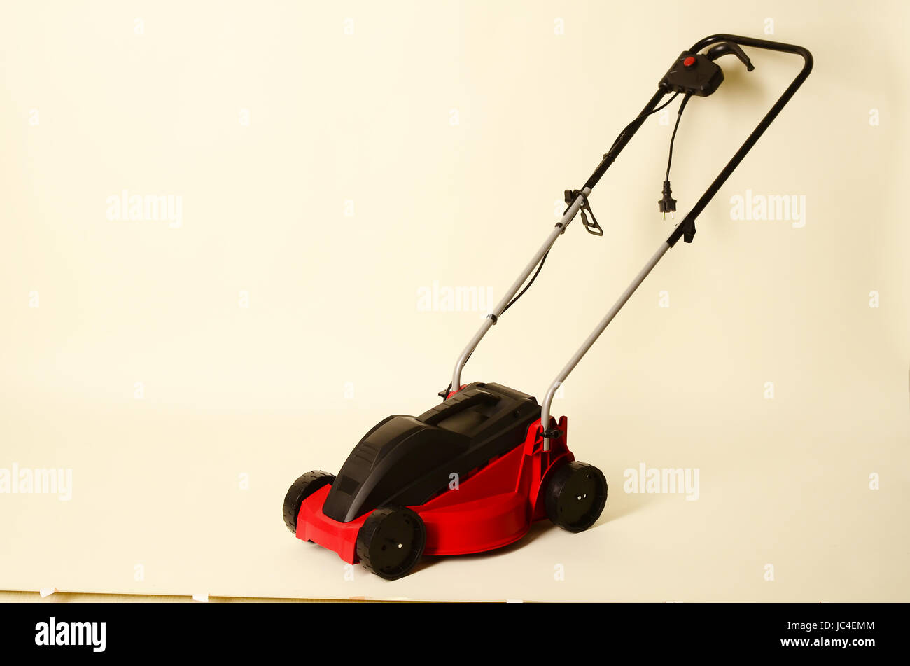 Tondeuse isolé sur fond blanc. Tondeuse à gaz. Grass-Cutter rouge. L ...