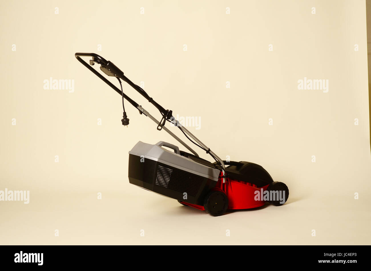 Tondeuse isolé sur fond blanc. Tondeuse à gaz. Grass-Cutter rouge. L ...