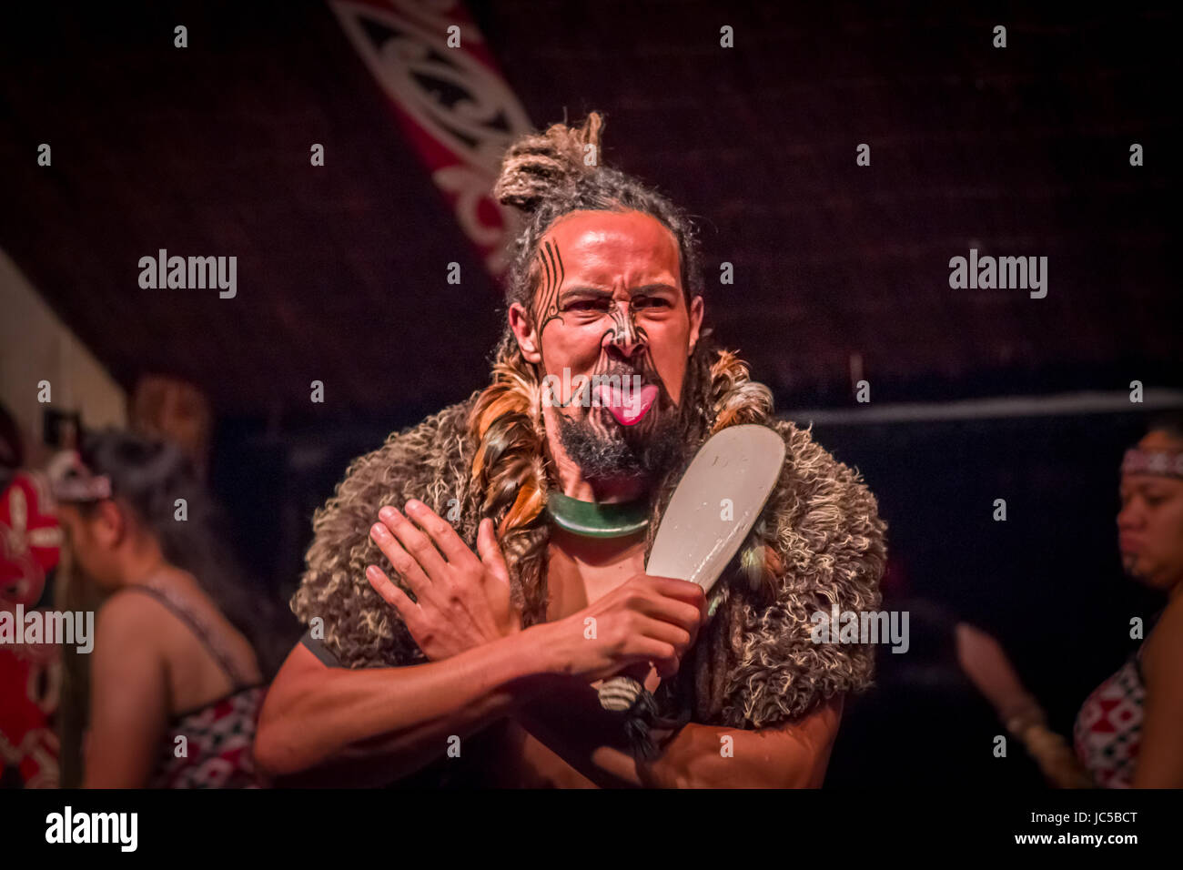 Maori warrior tongue sticking out Banque de photographies et d’images à ...