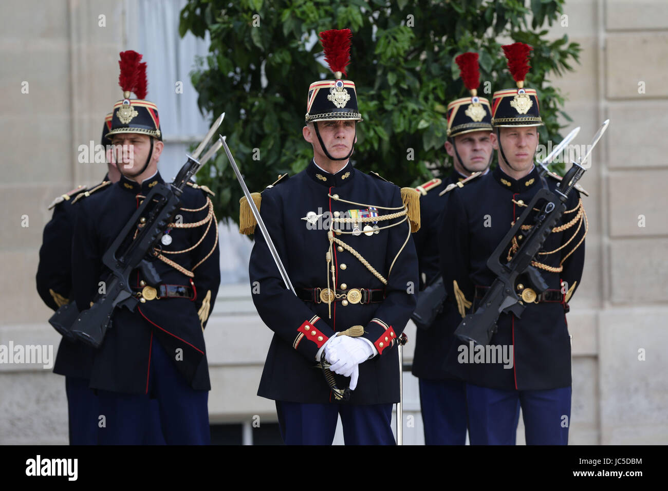 Les membres de la Garde républicaine en service au Palais de l'Élysée à ...