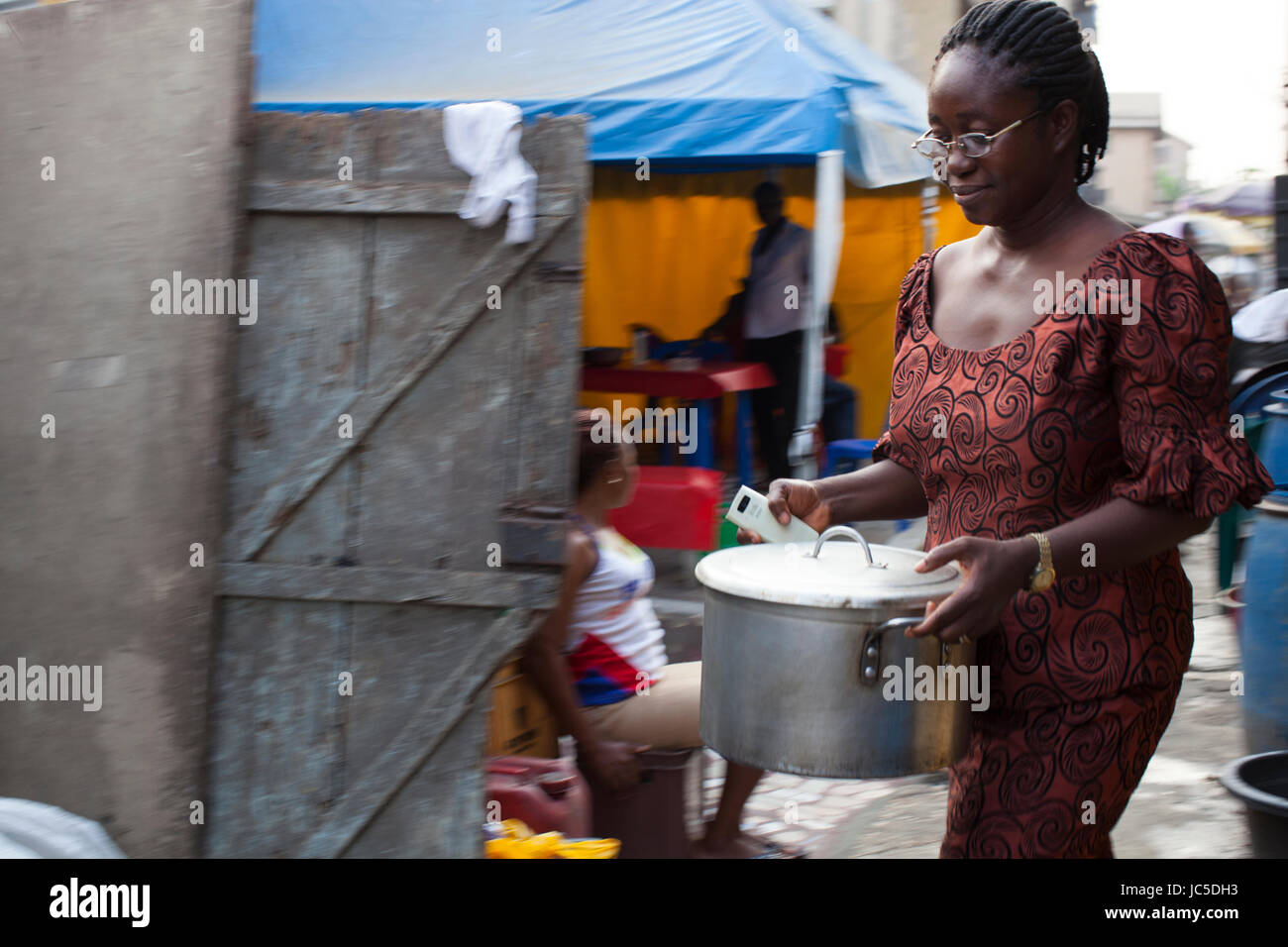 Woman cooking pot african Banque de photographies et d’images à haute ...