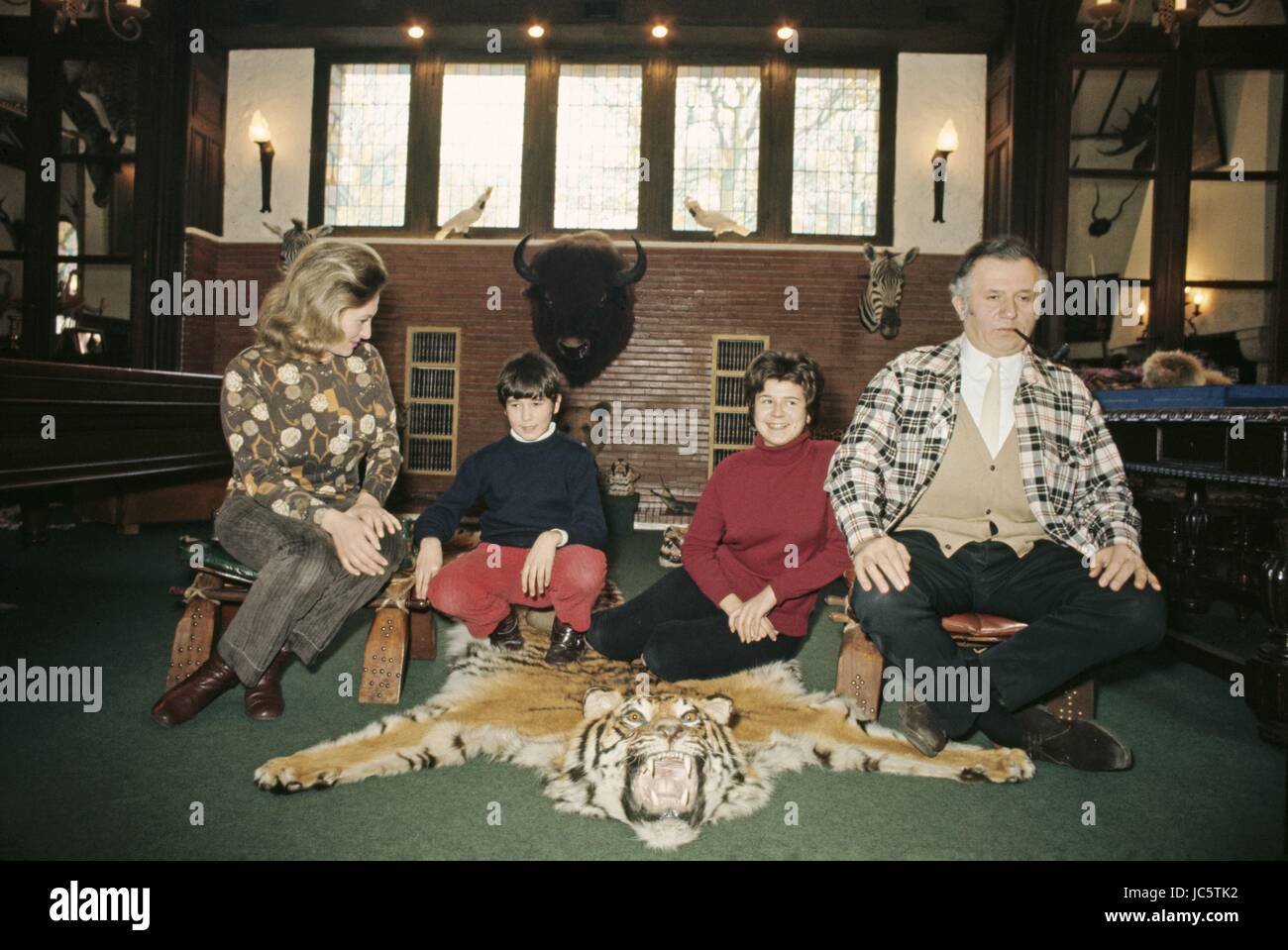 L'acteur français Jean Richard avec son épouse Annick Tanguy et leurs ...
