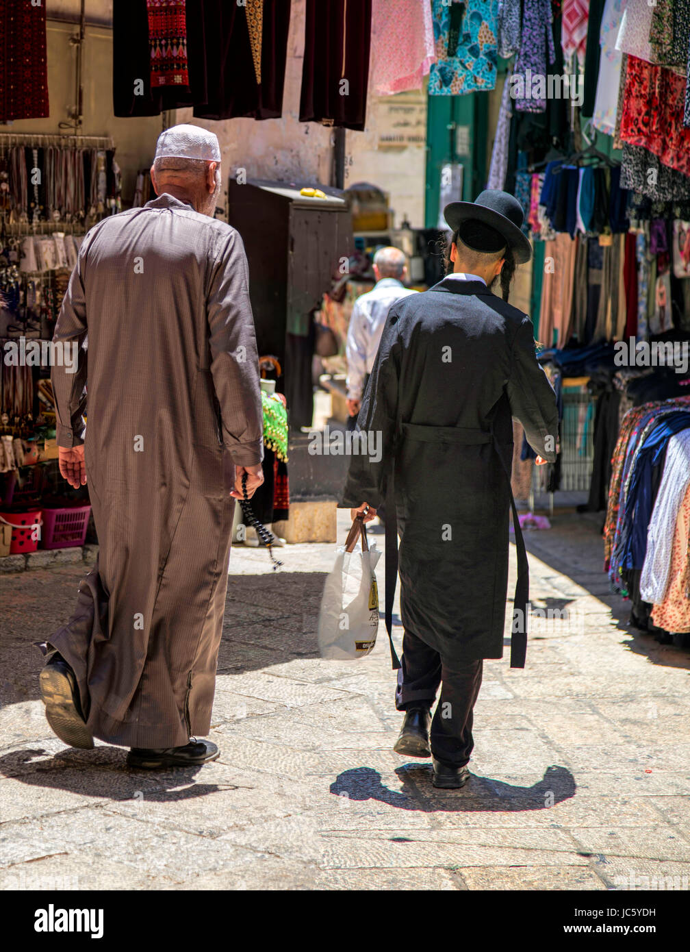 Vue sur la rue d'un vieux homme arabe avec chapelet et un jeune Juif ...