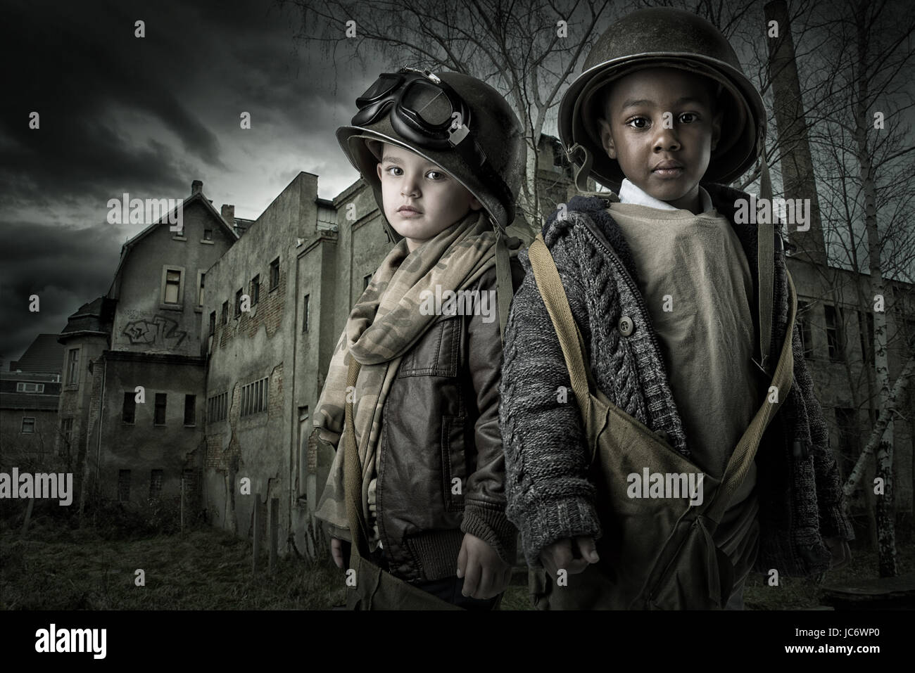 Les jeunes garçons en uniforme de soldat dans une zone de guerre Photo ...