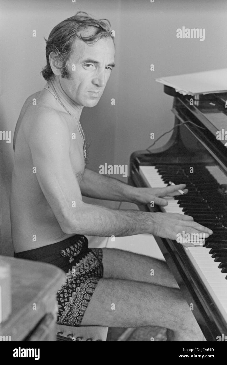 Charles aznavour ulla thorsell Banque d'images noir et blanc - Alamy