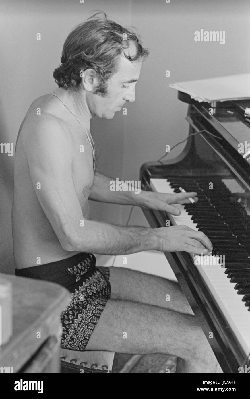 Charles aznavour ulla thorsell Banque d'images noir et blanc - Alamy