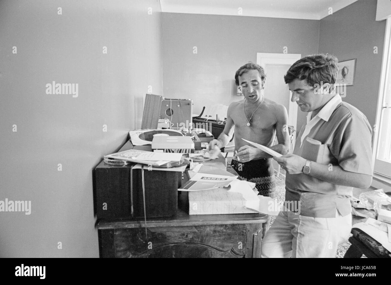 Charles aznavour ulla thorsell Banque d'images noir et blanc - Alamy