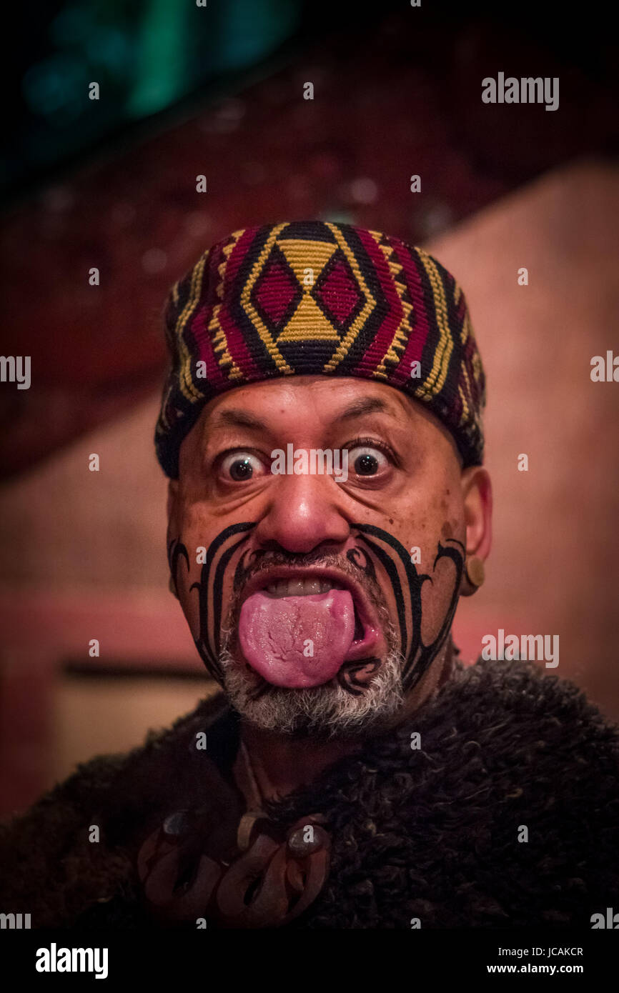 Maori warrior tongue sticking out Banque de photographies et d’images à ...