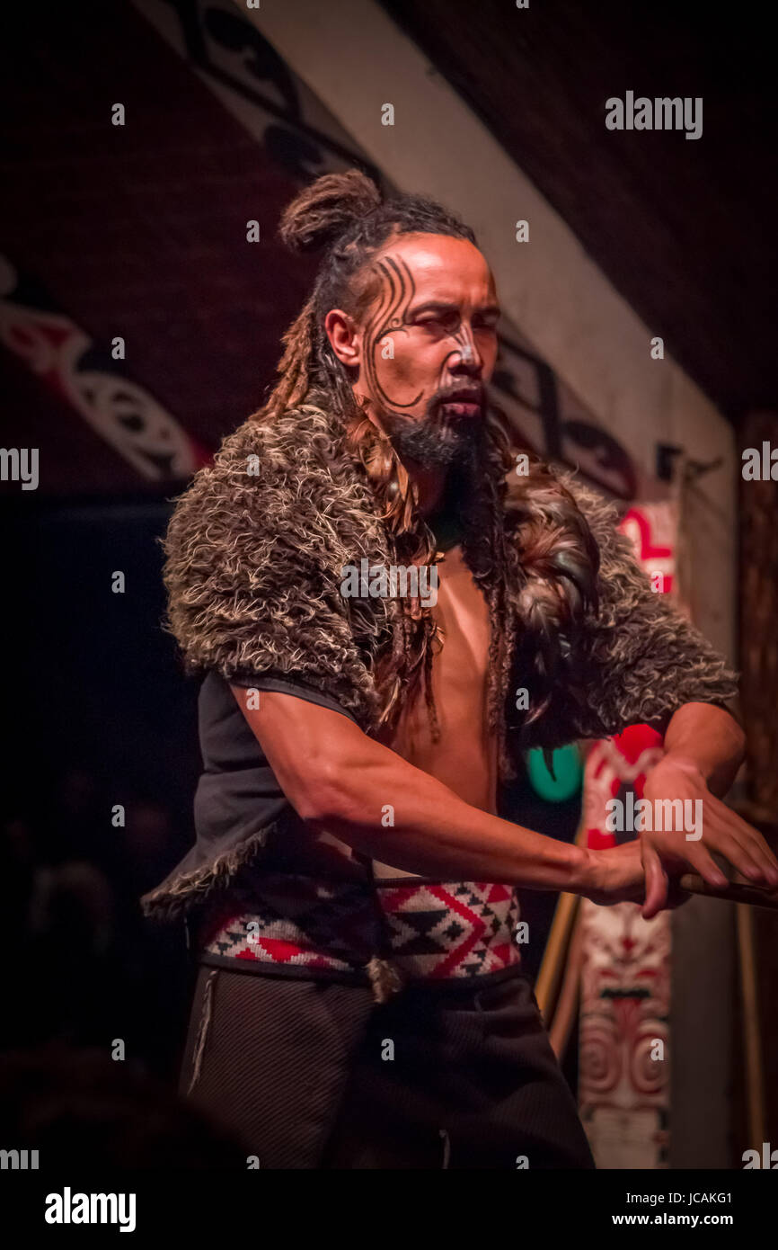 Maori man wearing traditional dress Banque de photographies et d’images ...