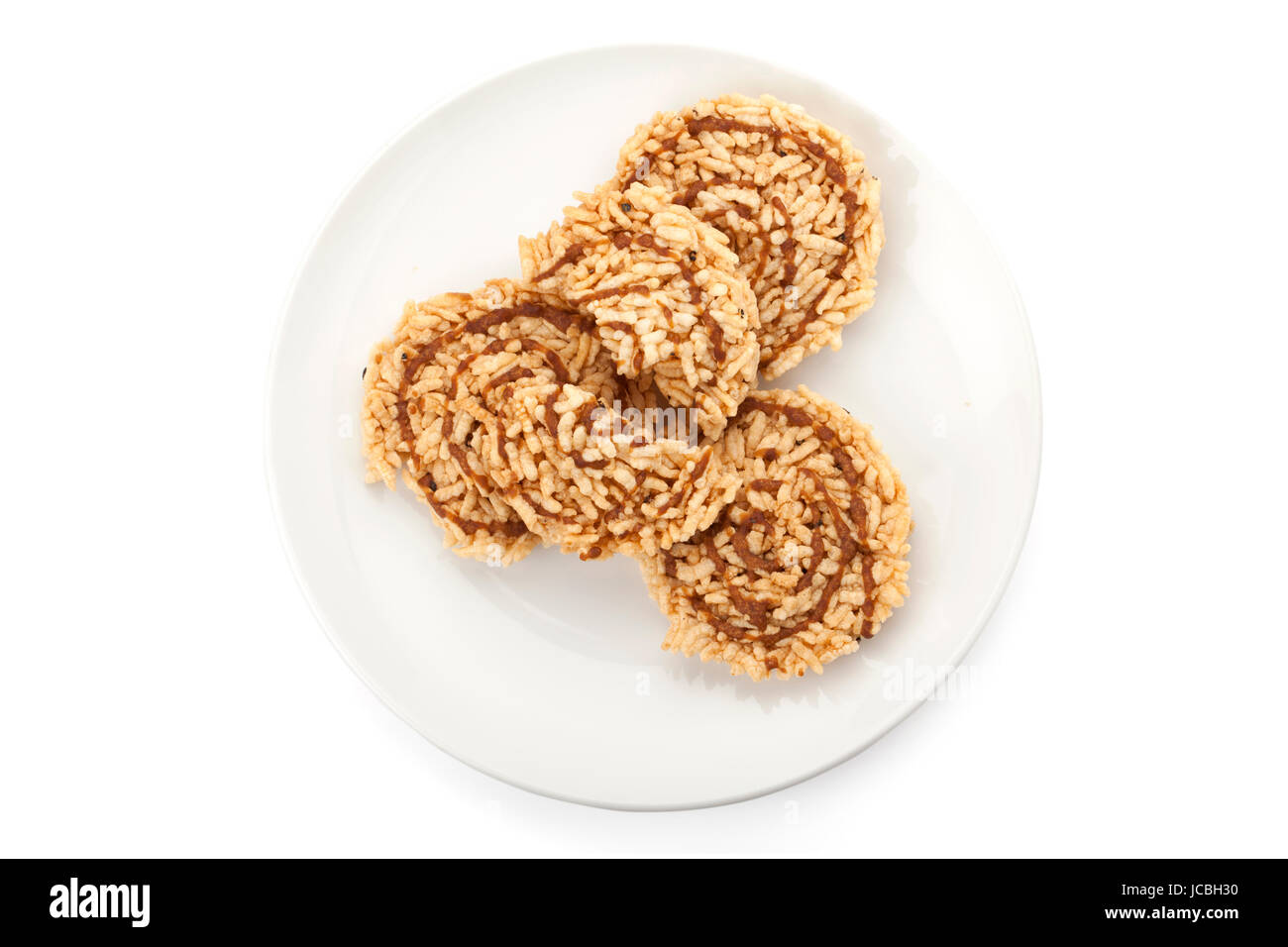 Craquelins de riz isolé sur fond blanc avec le chemin Photo Stock - Alamy