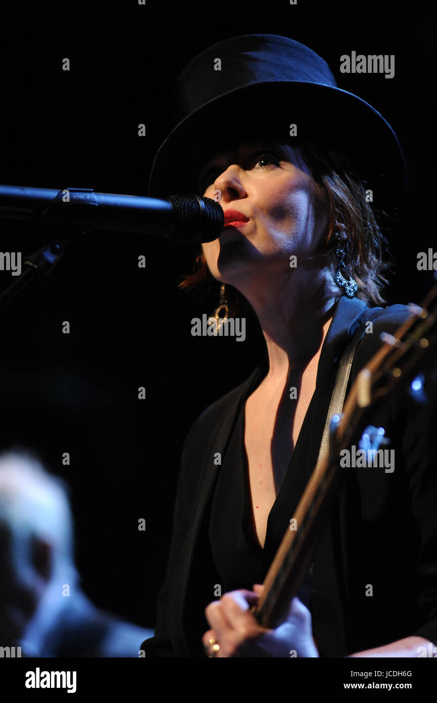 Suzanne vega Banque de photographies et d’images à haute résolution ...