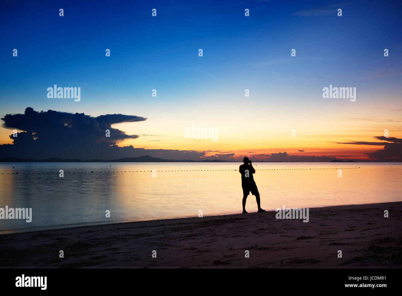 Traveler prendre la photographie magnifique coucher de soleil sur la ...