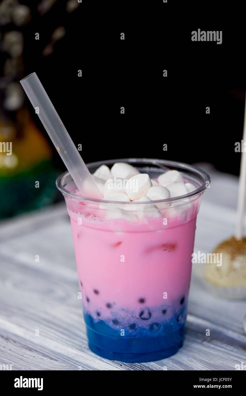 Bubble tea en rose et bleu de la couleur dans un godet en plastique ...