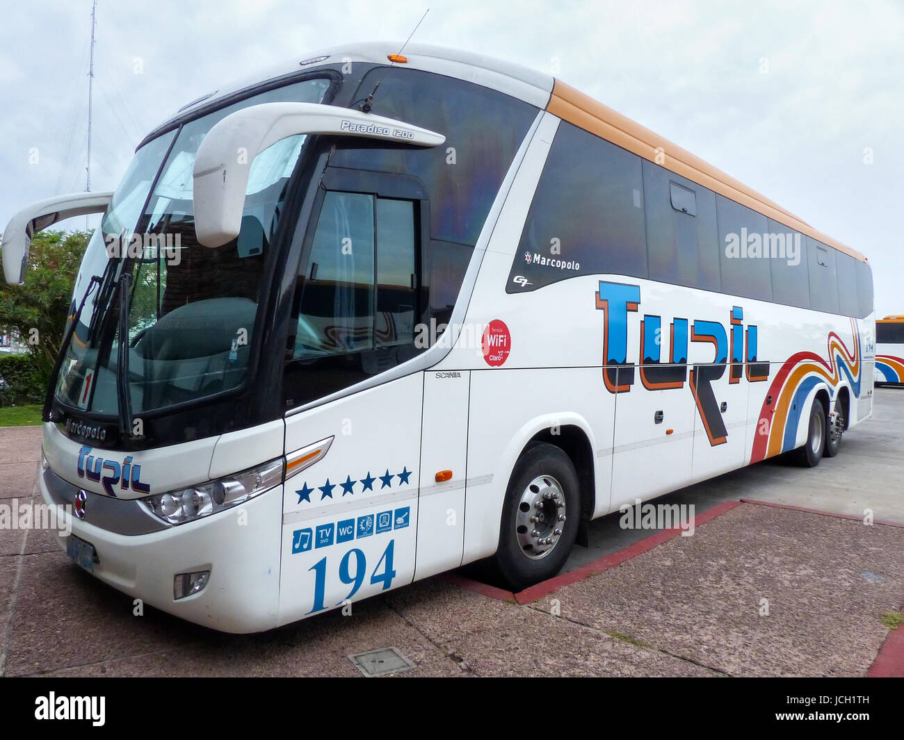 La ligne de bus garés à une station de bus dans la région de Colonia ...
