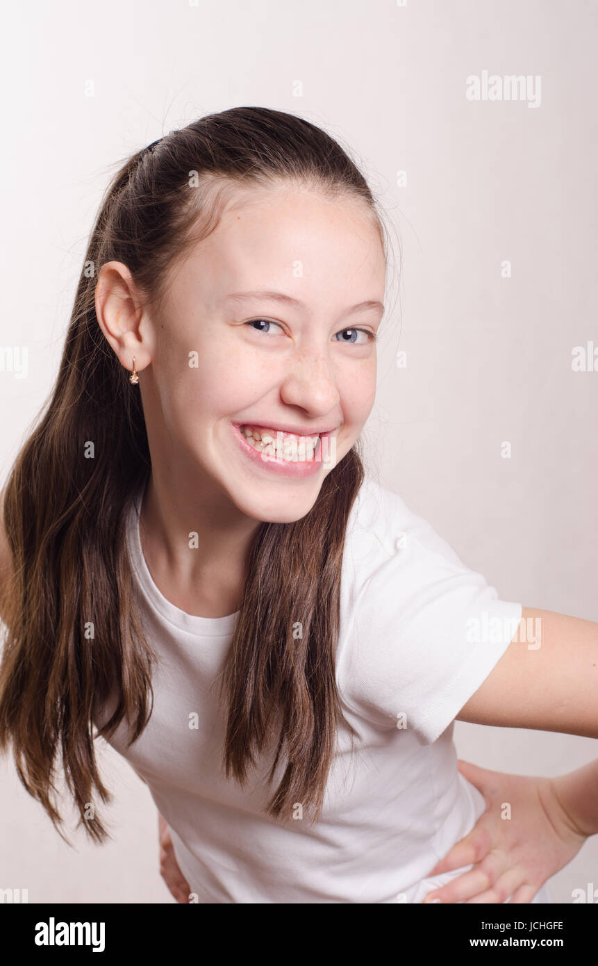 Portrait d'une fille de 12 ans dans un esprit positif Photo Stock - Alamy