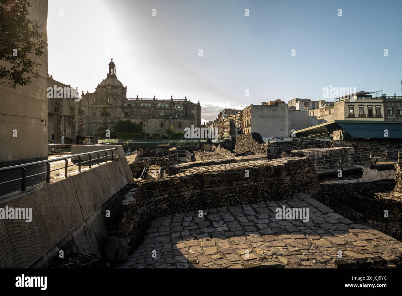 Temple aztèque (Templo Mayor) à ruines de Tenochtitlan avec le dôme de ...