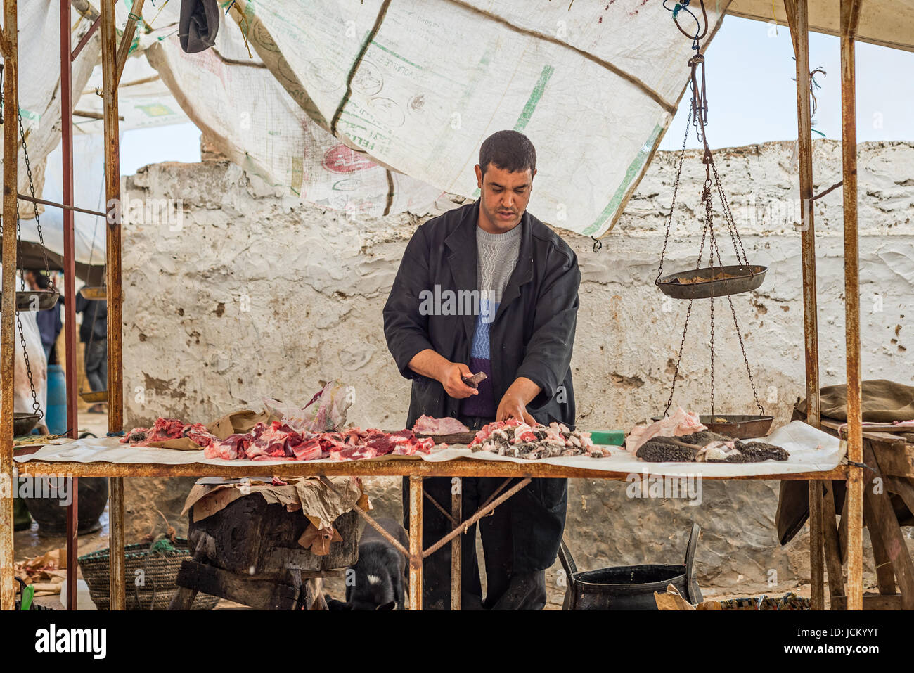 Butcher debout dans un marché de campagne traditionnelle au Maroc Photo ...