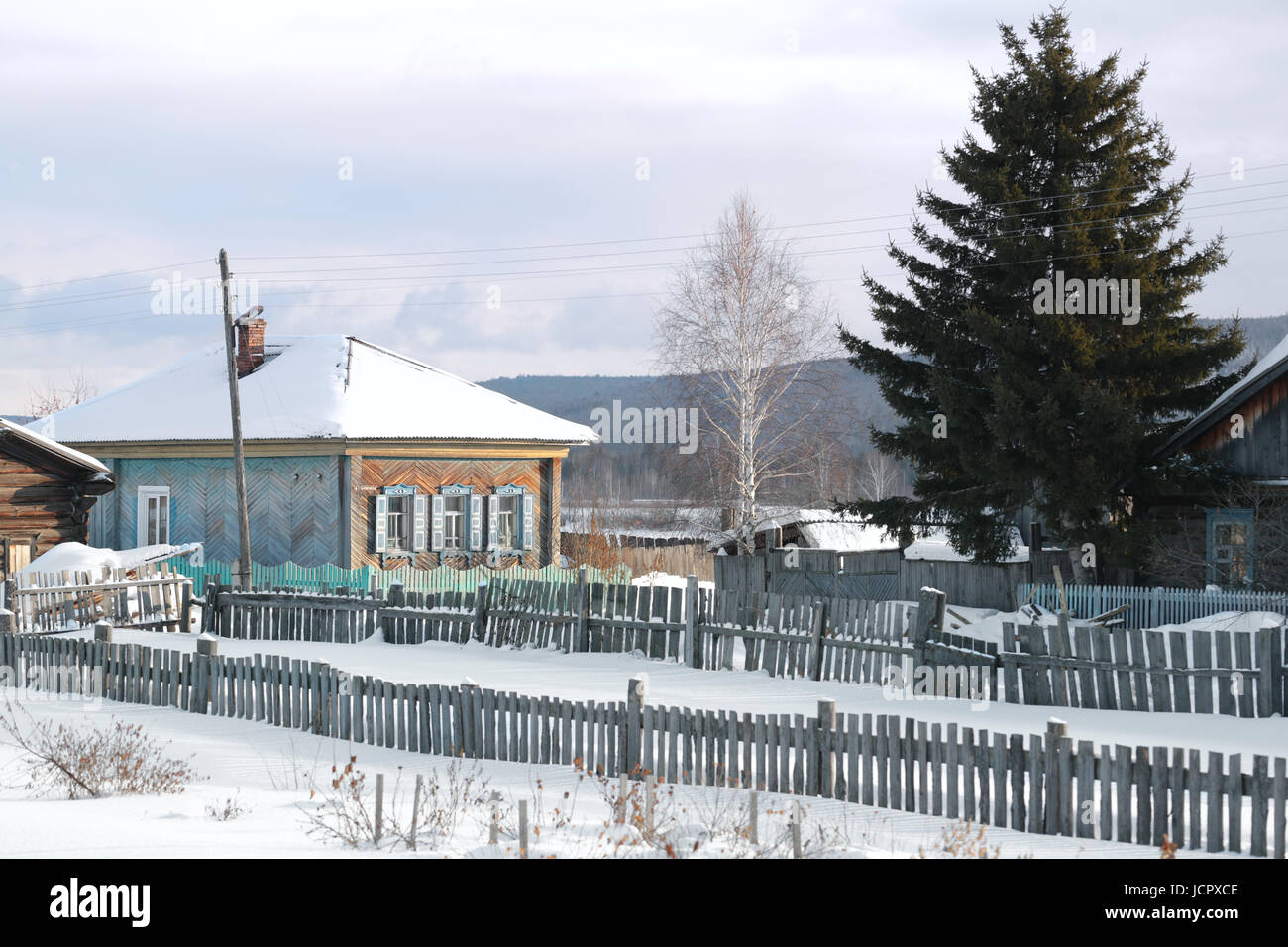 Soirée d'hiver au coucher du soleil, campagne, froid et glacial. La ...