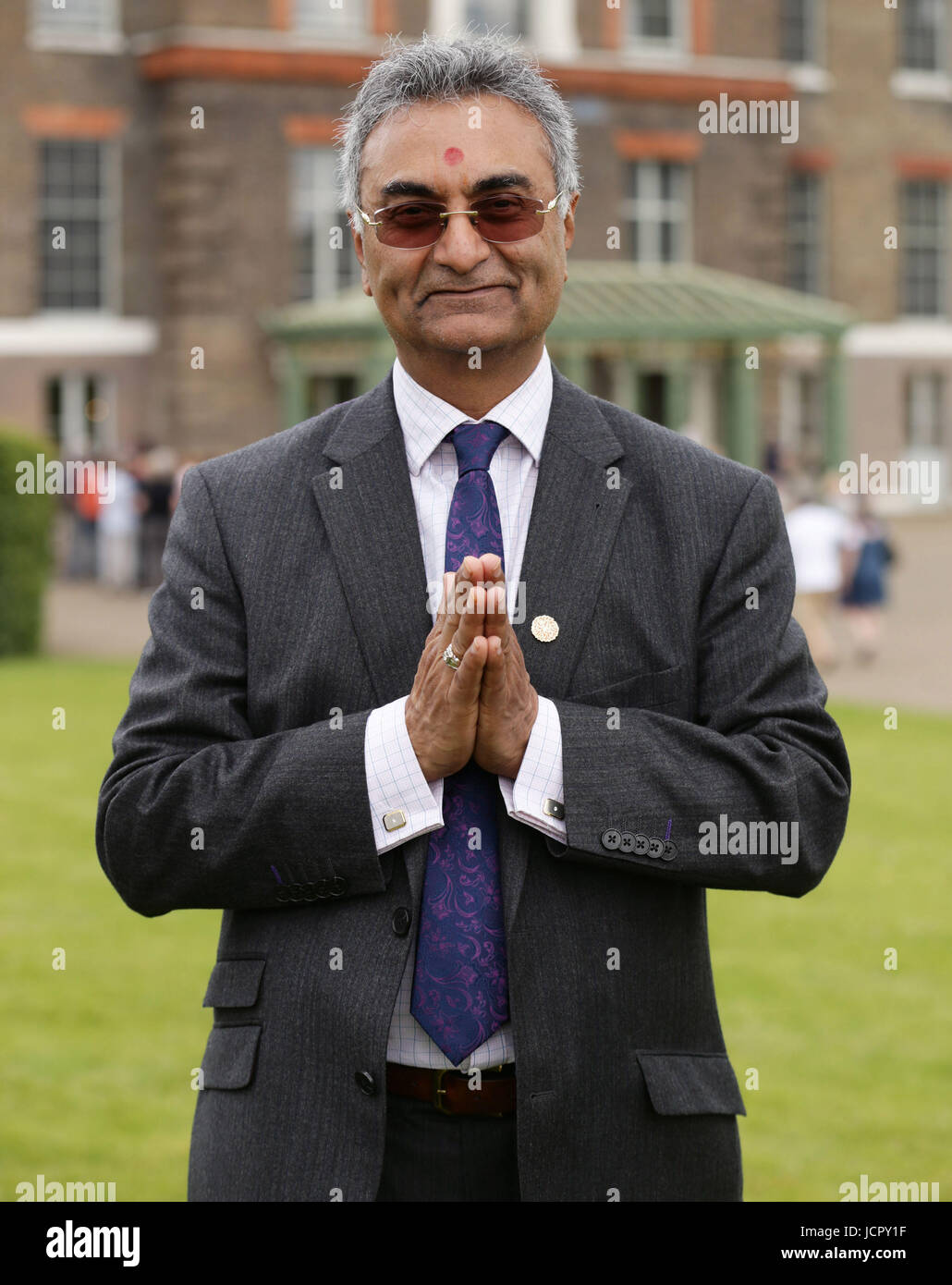 Nitin Radow, qui a reçu l'ordre de l'Empire britannique dans le Queen's ...