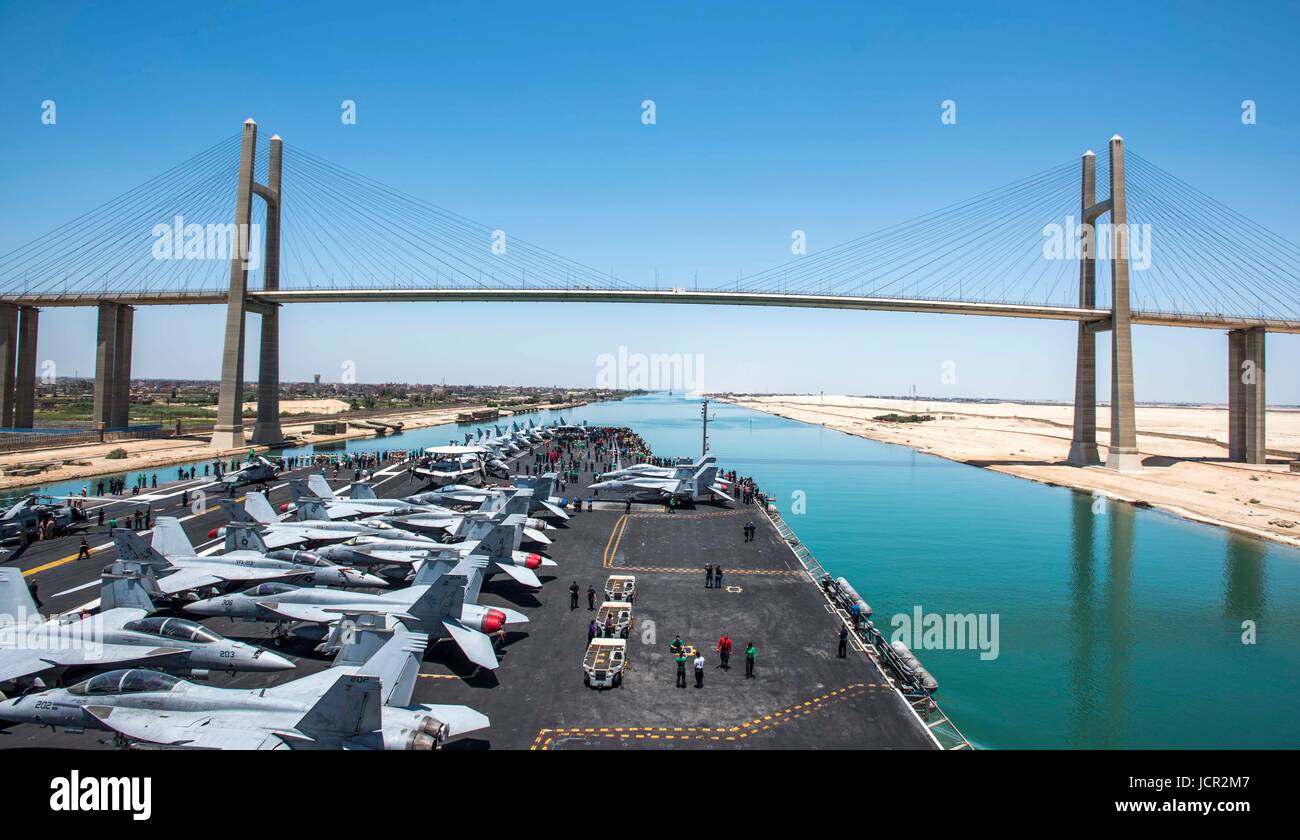 La Marine américaine de classe Nimitz porte-avions USS George H. W. Bush navigue sous Moubarak ...