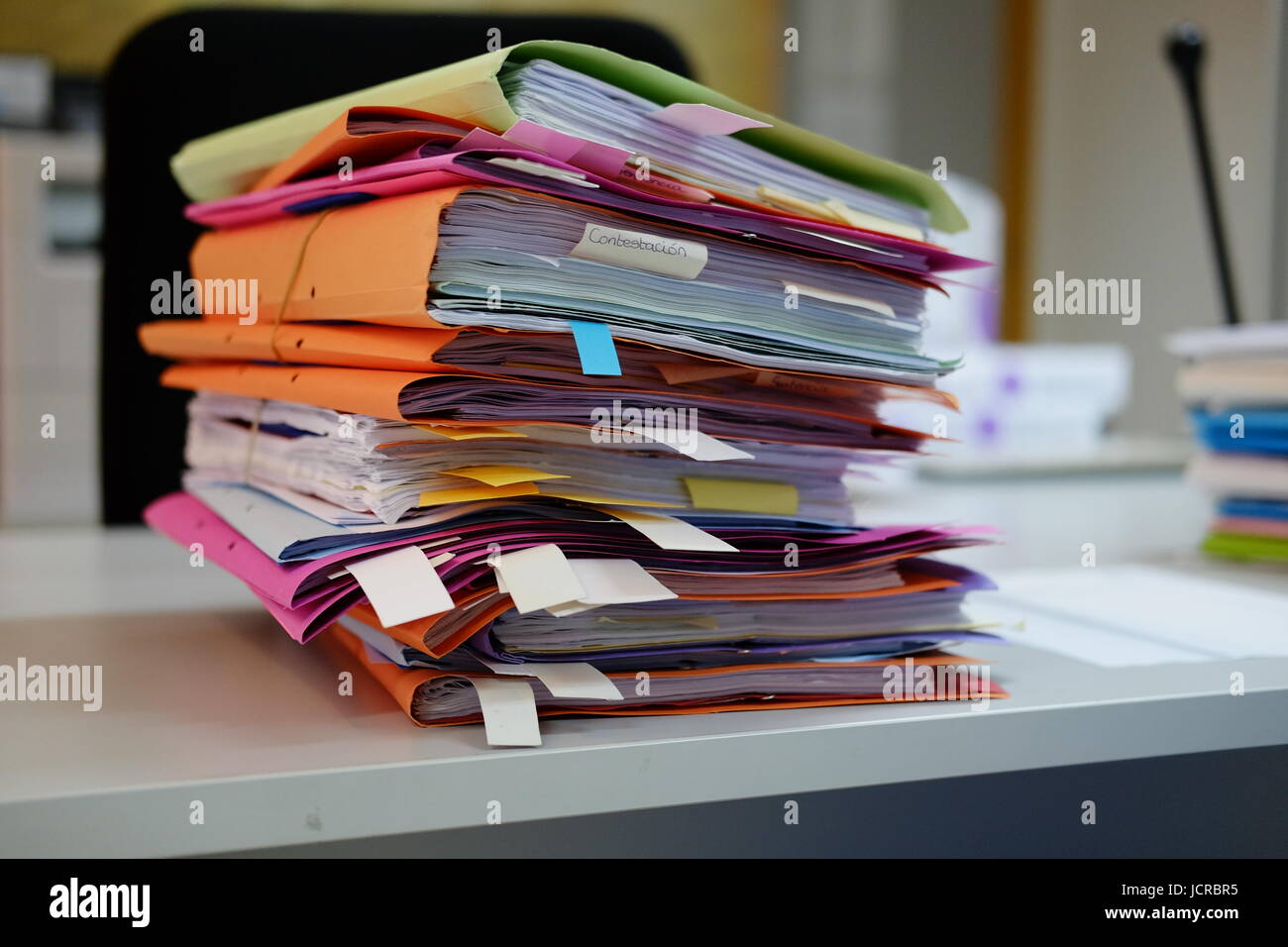 Pile de dossiers et documents sur table office Photo Stock - Alamy