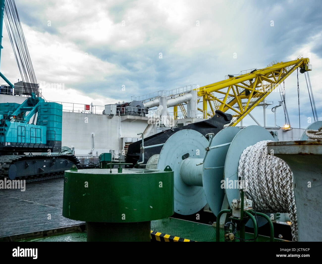 Le pont du navire-laïcs du tuyau. Treuil et de flèche pour tuyaux. Le ...