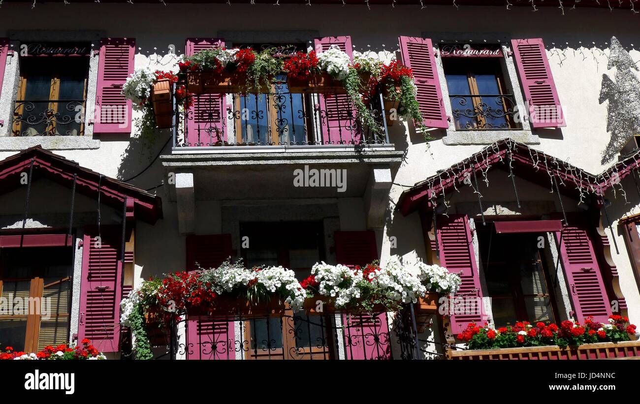 Bâtiment traditionnel avec des volets aux fenêtres et balcon boîtes à ...