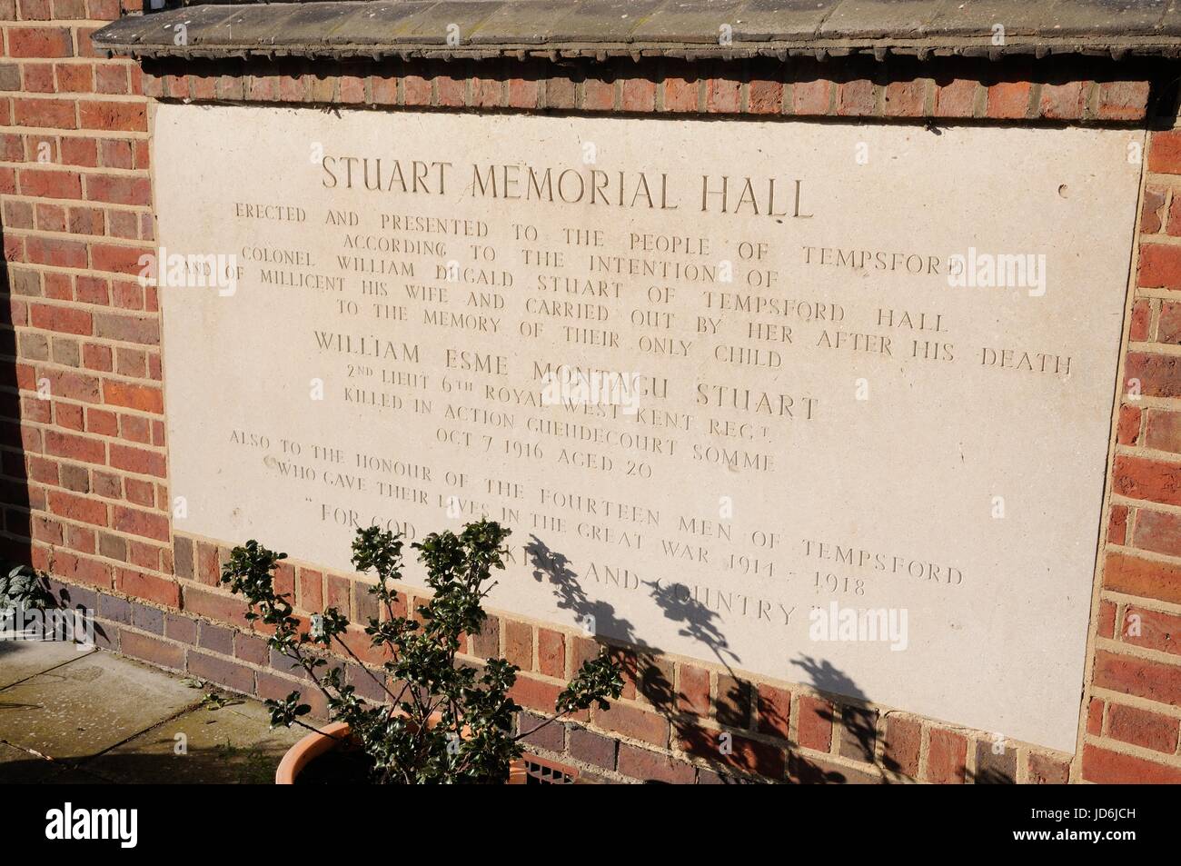 Plaque sur Stuart Memorial Hall, Tempsford, Bedfordshire. Le hall a été ...