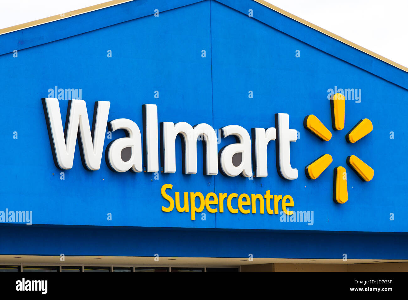 Walmart Supercenter Logo marque sur l'extérieur du bâtiment Photo Stock ...