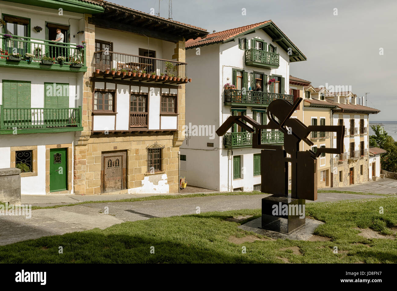 Zinbaue Sculpture du sculpteur Nestor Basterretxea dans l'Arma Plaza de ...