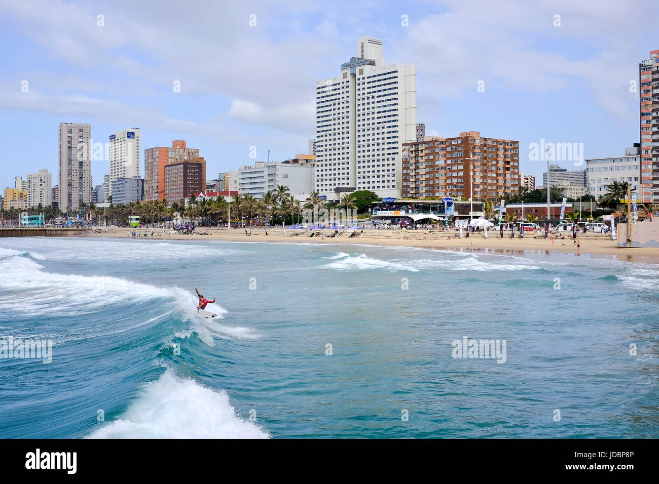 Durban, Afrique du Sud. Surfer sur la toile de fond de la ville de ...