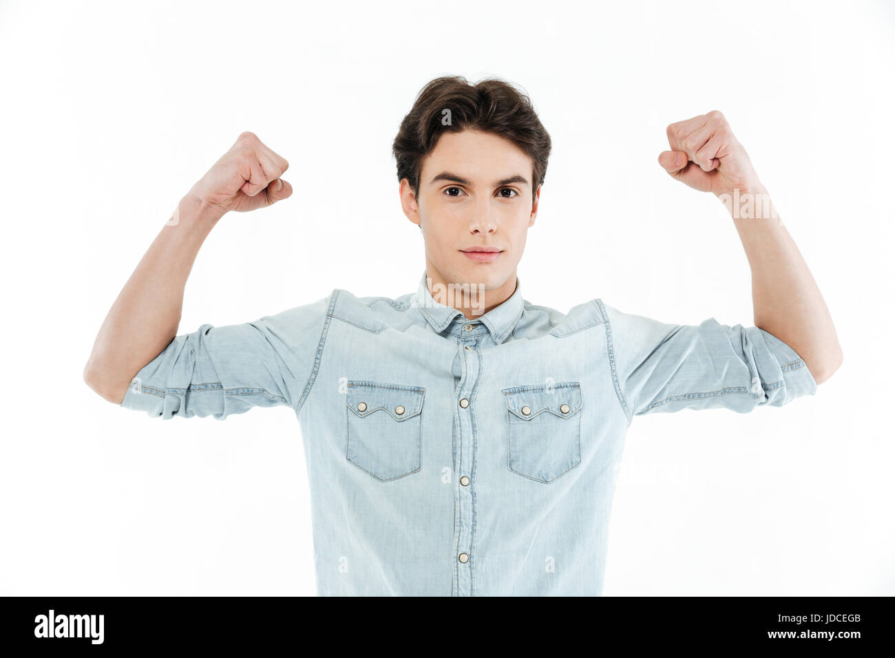 Portrait d'un beau jeune mec flexing muscles biceps isolated over white ...