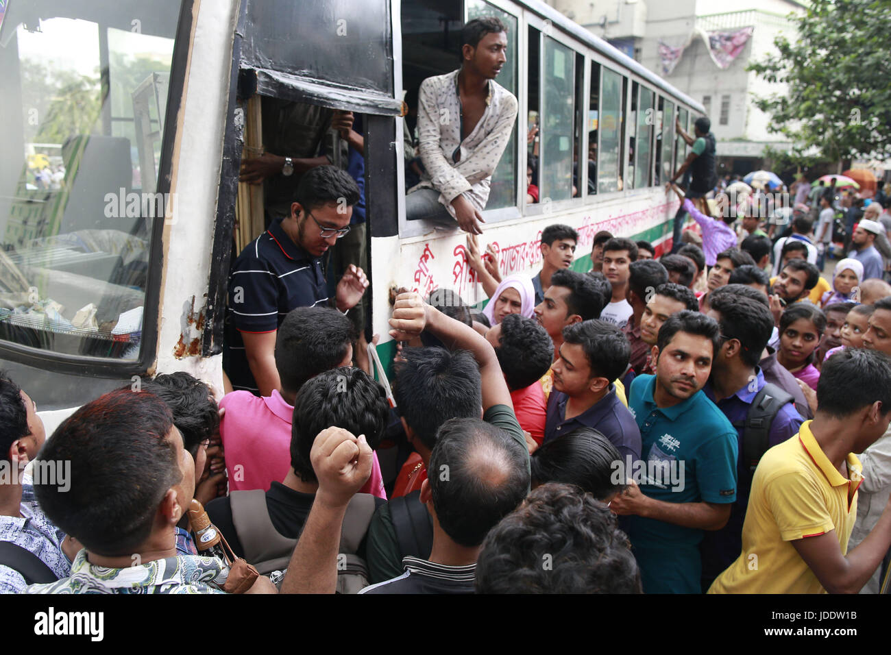 Bus driver passenger dhaka bangladesh Banque de photographies et d ...