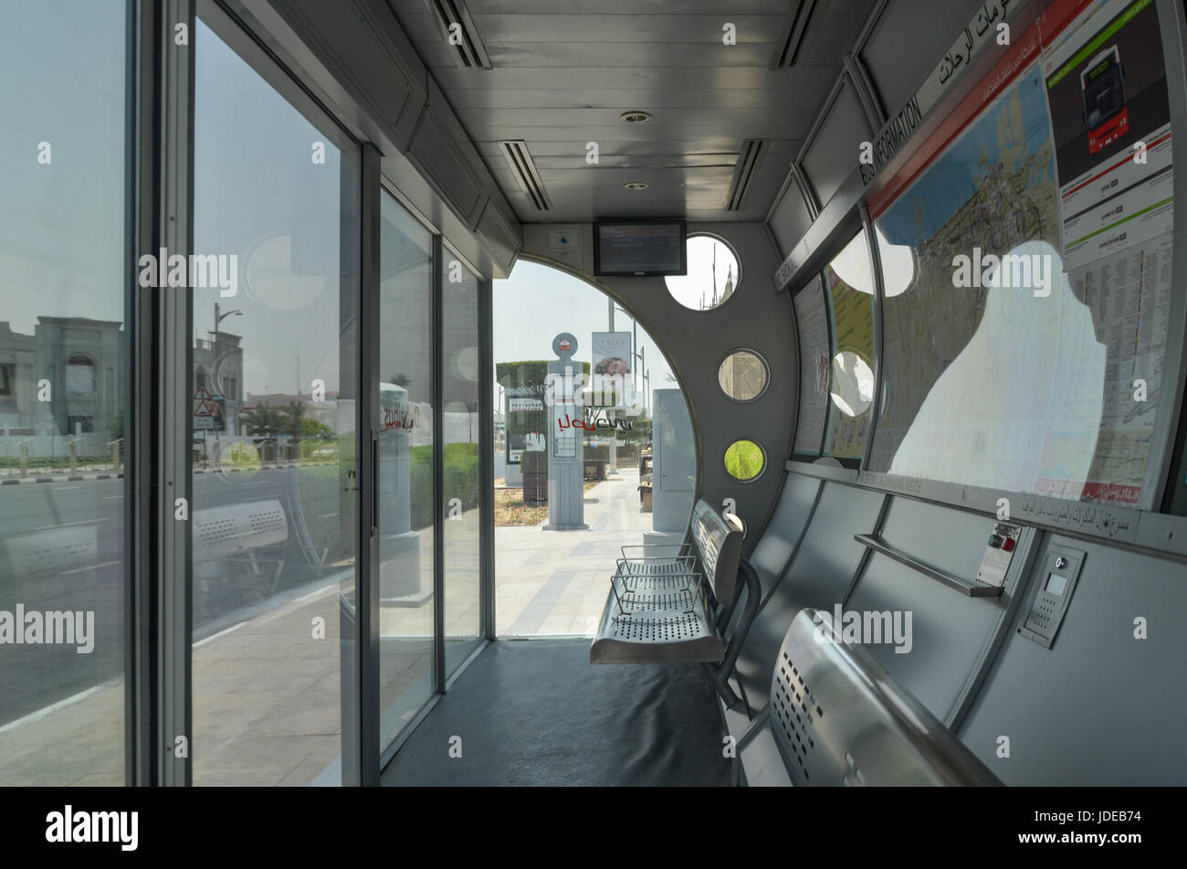 An air conditioned bus stop in dubai Banque de photographies et d ...
