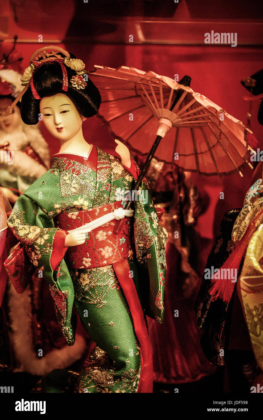 Geisha statue Banque de photographies et d’images à haute résolution ...
