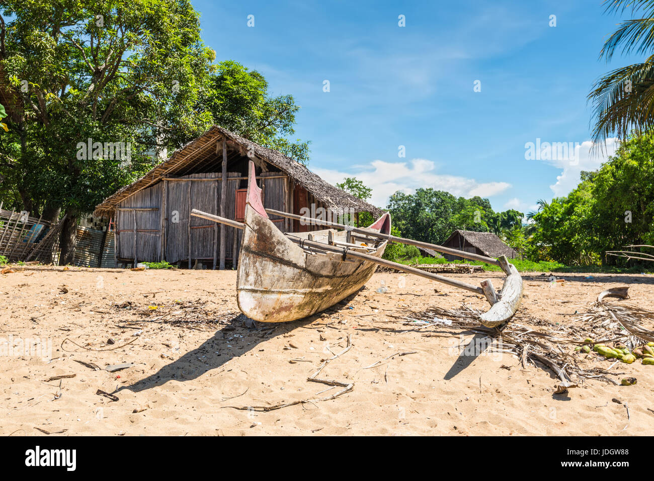 Pirogue traditionnelle dans un village de pêcheurs sur la rive de l'île ...