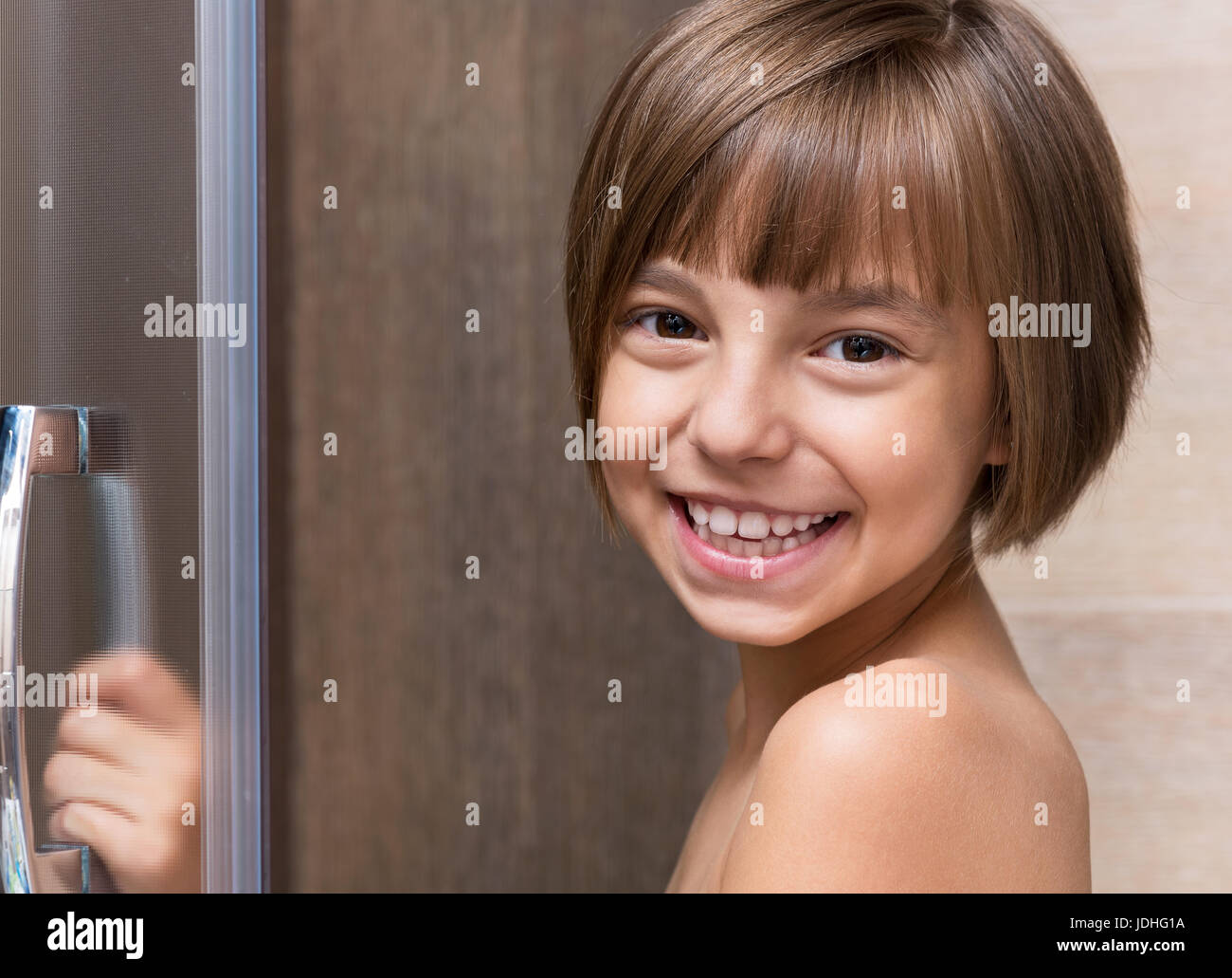 Portrait Of Happy Girl Prend Une Douche Dans La Salle De Bain De L