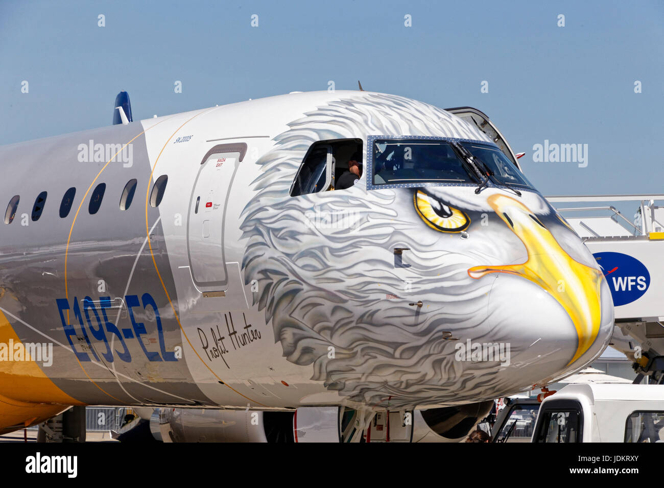Embraer e195 Banque de photographies et d’images à haute résolution - Alamy